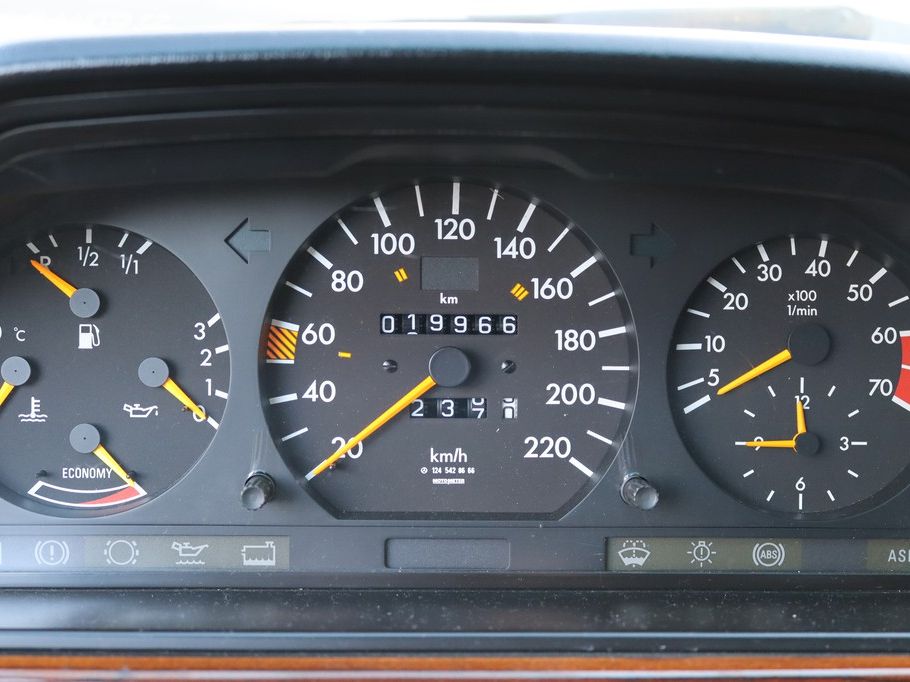 Mercedes-Benz 124 200E 90kW SEDAN 19 TIS KM!!! | Sauto.cz