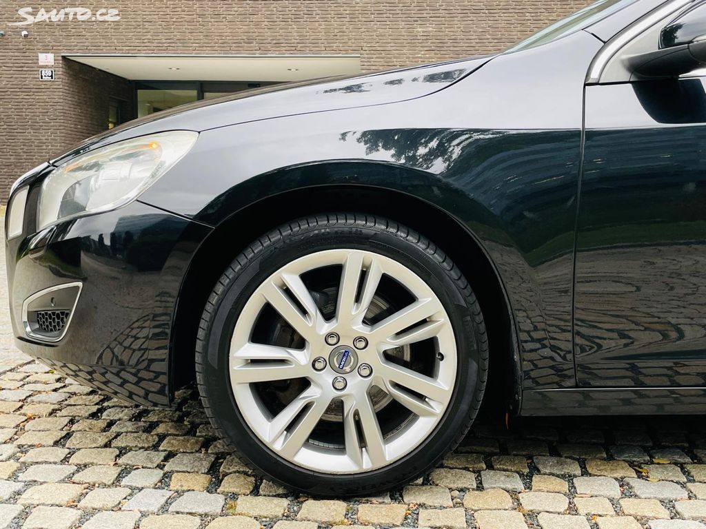 Volvo V60 2.4D5 MANUÁL KAMERA TAŽNÉ | Sauto.cz