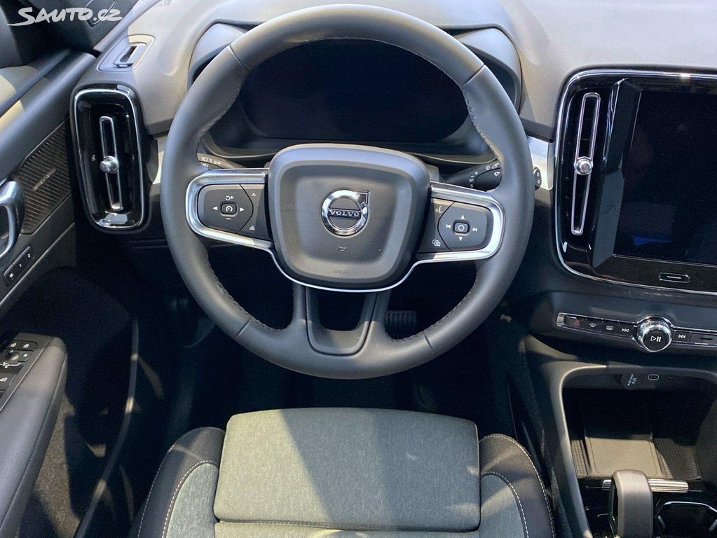 Volvo XC40 PLUS DARK, B4 FWD, 145+10 kW / | Sauto.cz