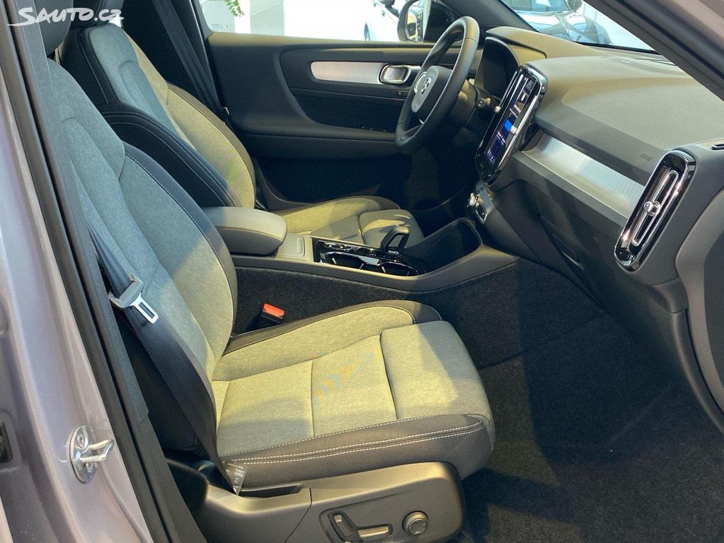 Volvo XC40 PLUS DARK, B4 FWD, 145+10 kW / | Sauto.cz