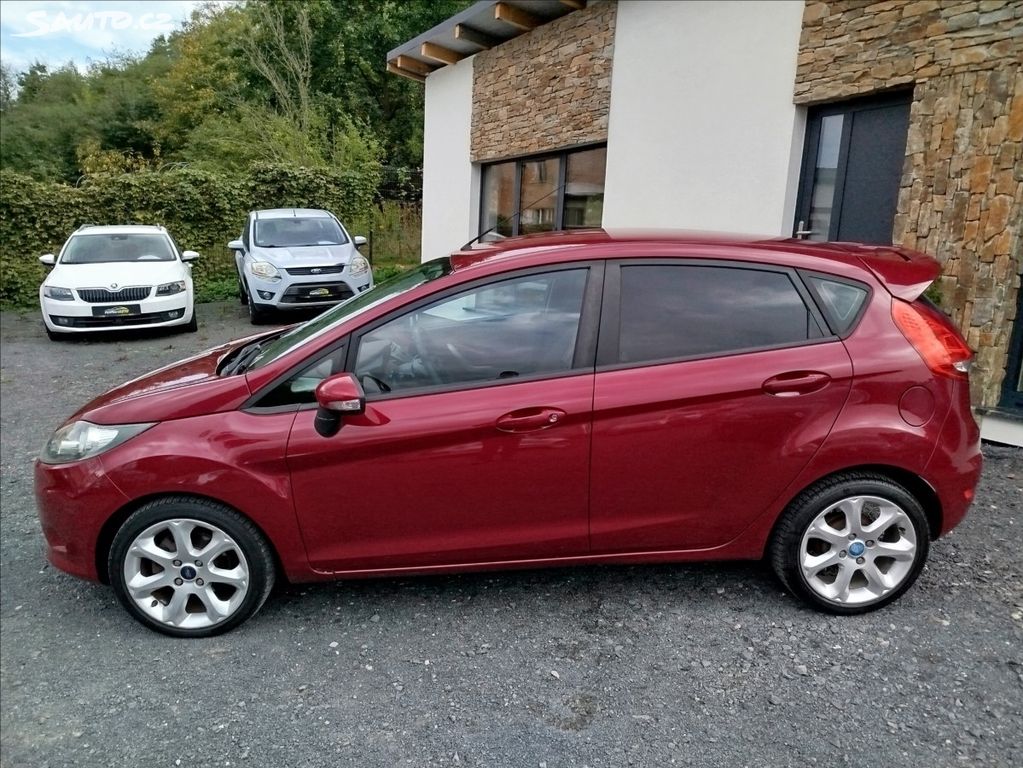 Ford Fiesta 1,2 i 60 kW, HOT MAGENTA | Sauto.cz