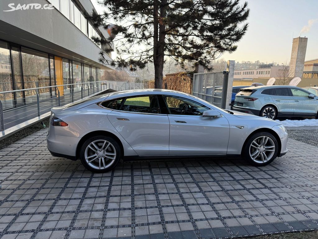 Tesla Model S S85 Autopilot | Sauto.cz