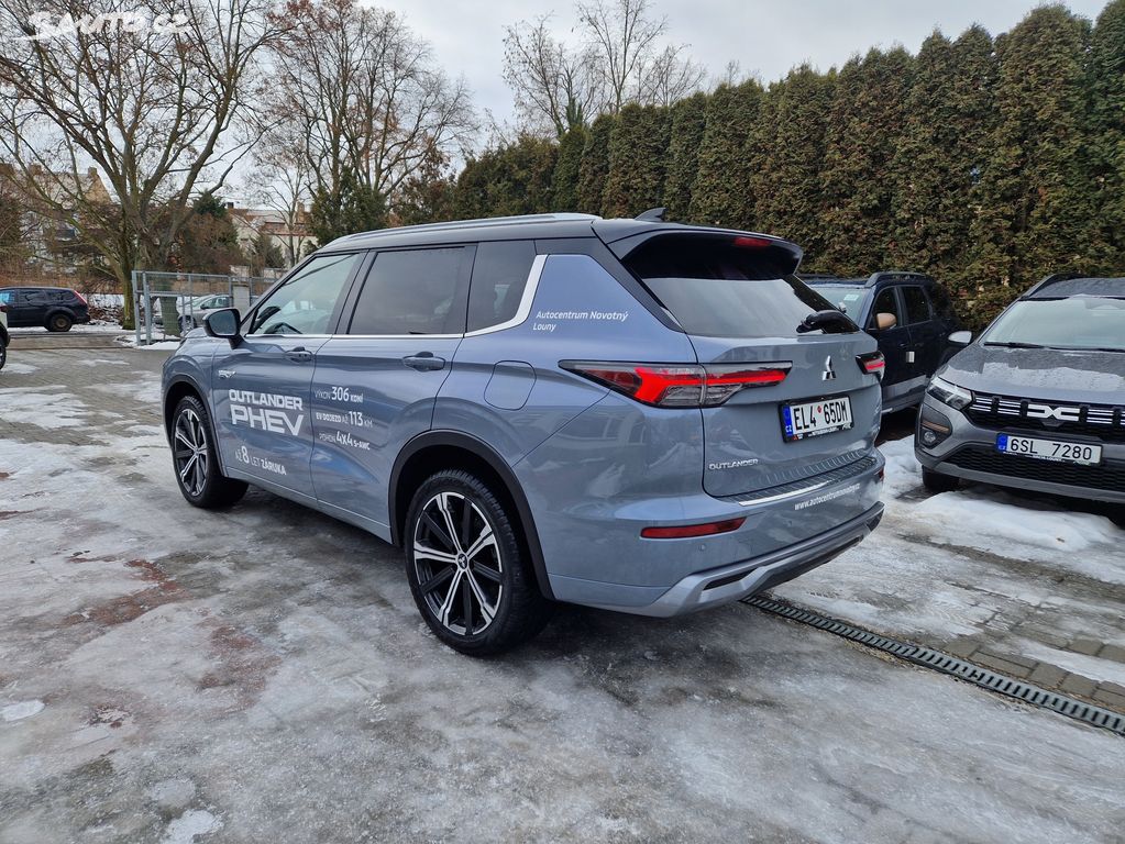 Mitsubishi Outlander INSTYLE+ 2.4 MIVEC PHEV 306k | Sauto.cz