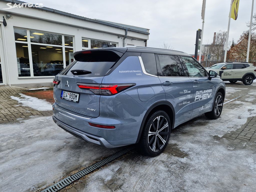 Mitsubishi Outlander INSTYLE+ 2.4 MIVEC PHEV 306k | Sauto.cz