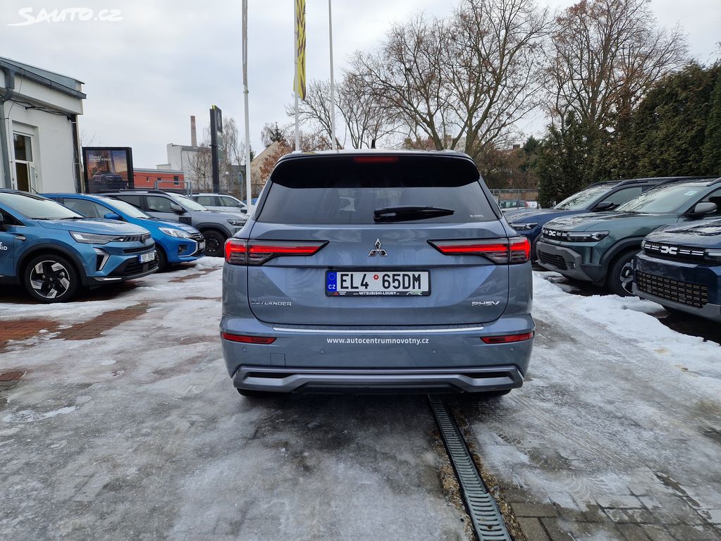 Mitsubishi Outlander INSTYLE+ 2.4 MIVEC PHEV 306k | Sauto.cz