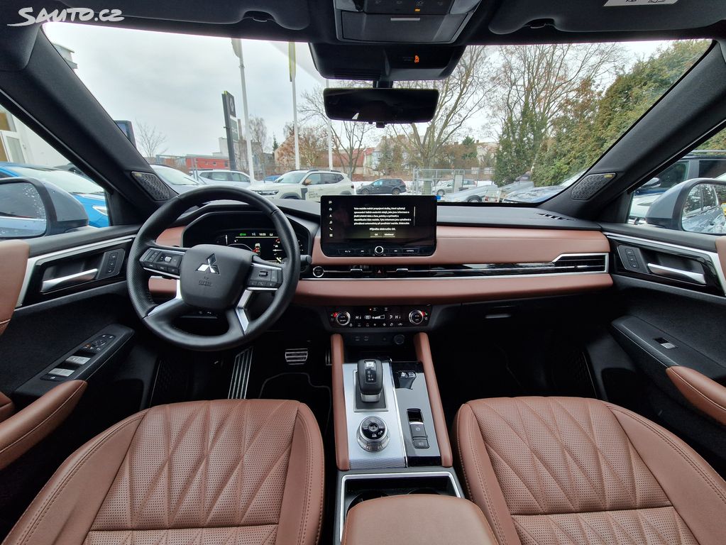 Mitsubishi Outlander INSTYLE+ 2.4 MIVEC PHEV 306k | Sauto.cz